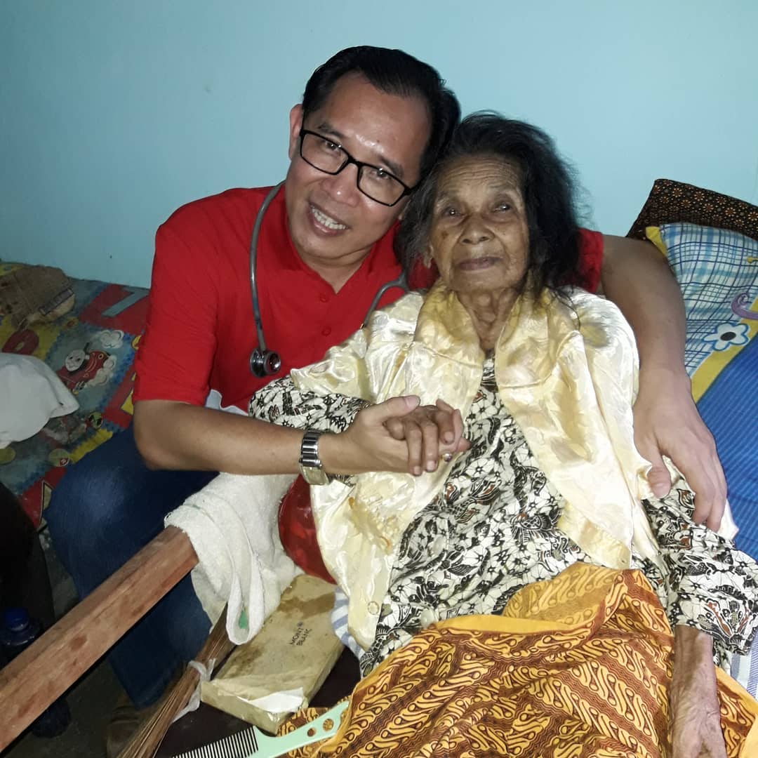 dr. Michael Leksodimulyo: Malaikat Berstetoskop | IKA SMA Katolik St. Louis 1